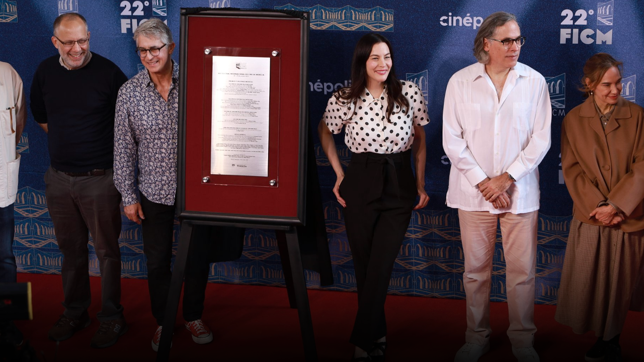 Liv Tyler y Rodrigo Prieto develan placa conmemorativa en FICM 2024 ...