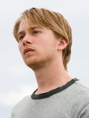 Lou Taylor Pucci - SensaCine.com.mx