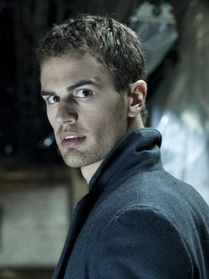 Theo James - SensaCine.com.mx