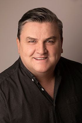 Simon Delaney : Su biografía - SensaCine.com.mx